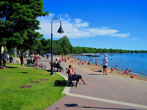 Clear Lake Iowa Hotel - Lakeside Inn - Boutique Hotel on the Lake